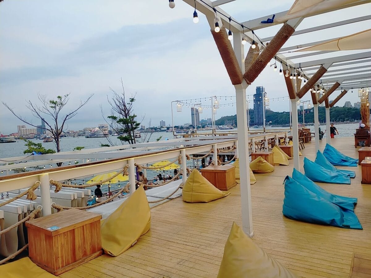 Exploring Tappia Floating Cafe in Pattaya: A Culinary Adventure on Water